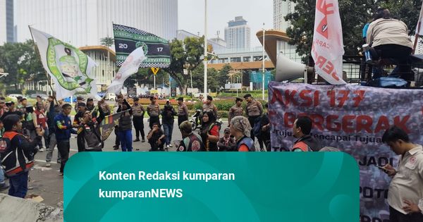 Massa Ojol 'Aksi 177' Mulai Berkumpul di Kawasan Monas | kumparan.com